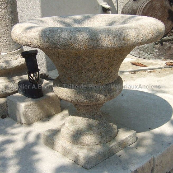 Grand vase en pierre sculptée - Sculpture en pierre de l'Atelier Bidal