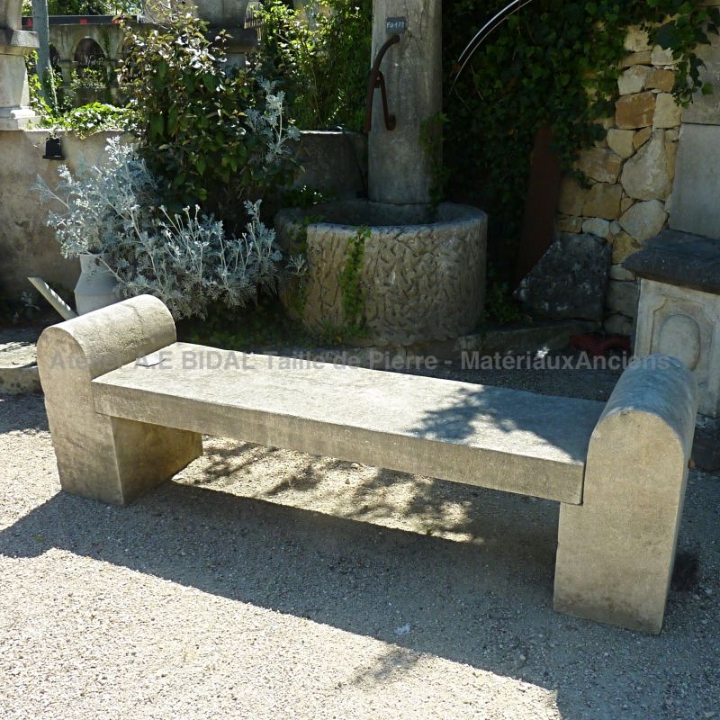 Banc en pierre - fabrication artisanale du tailleur de pierre A Bidal.