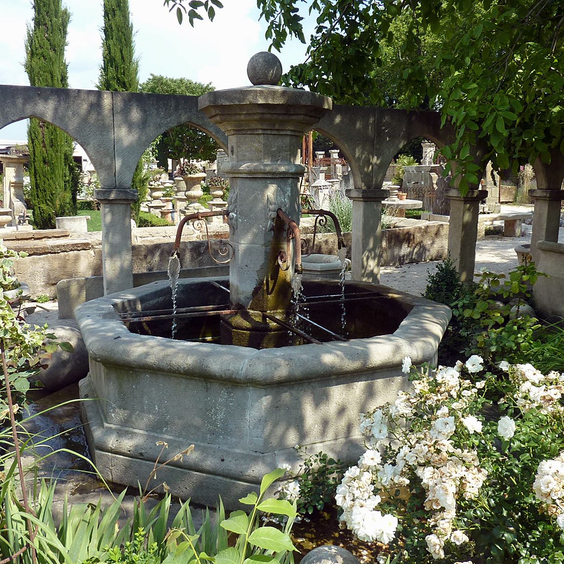 Alain Bidal offers beautiful sinks, bowls and basins in natural stone.