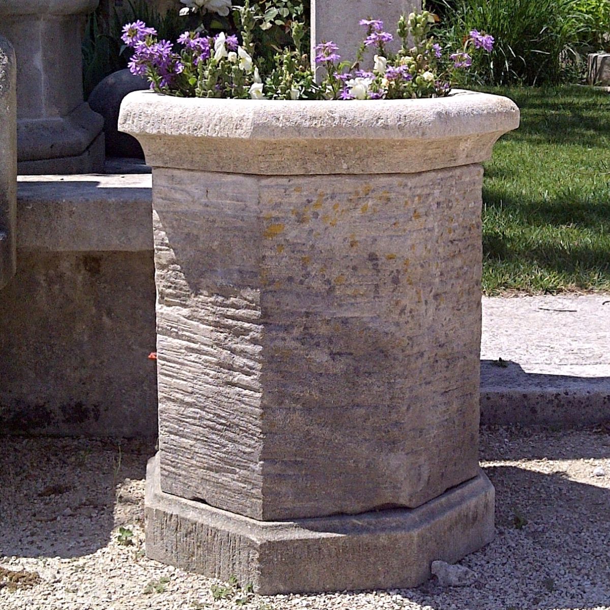 Beau vase en pierre octogonal : un objet de déco extérieure en pierre
