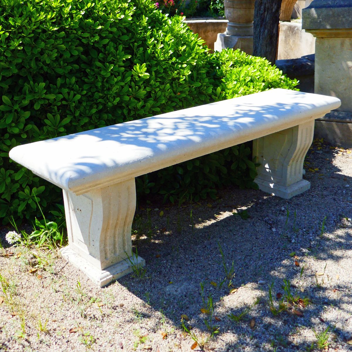 Petit banc en pierre taillée par l'artisan tailleur de pierre A Bidal.