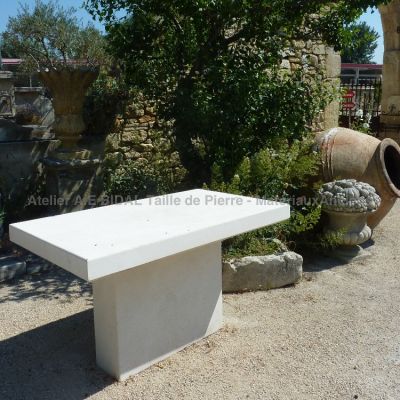 Charming table in stone - Sustainable and sturdy furniture in stone