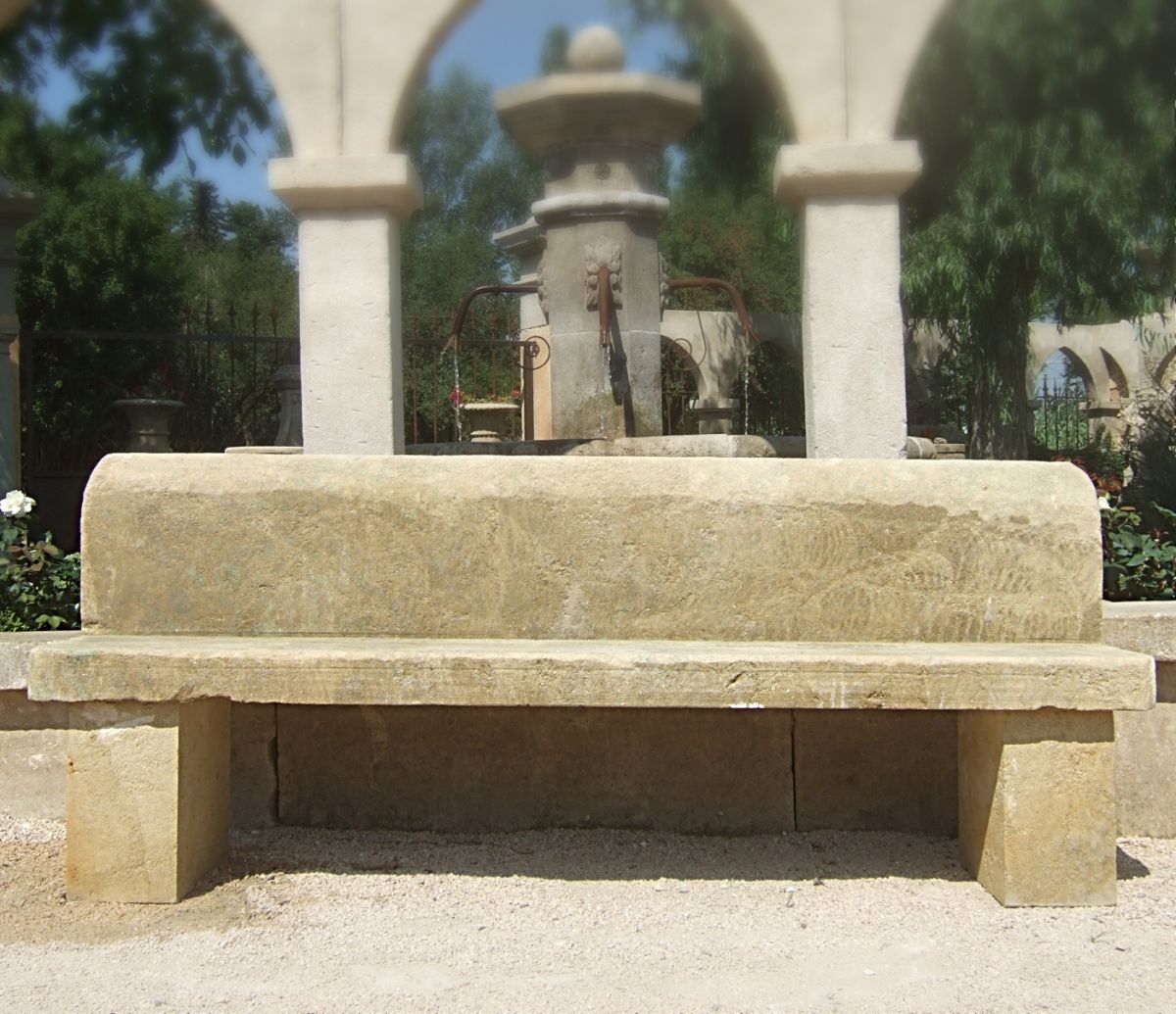 Large banc en pierre - du mobilier de jardin écologique et durable