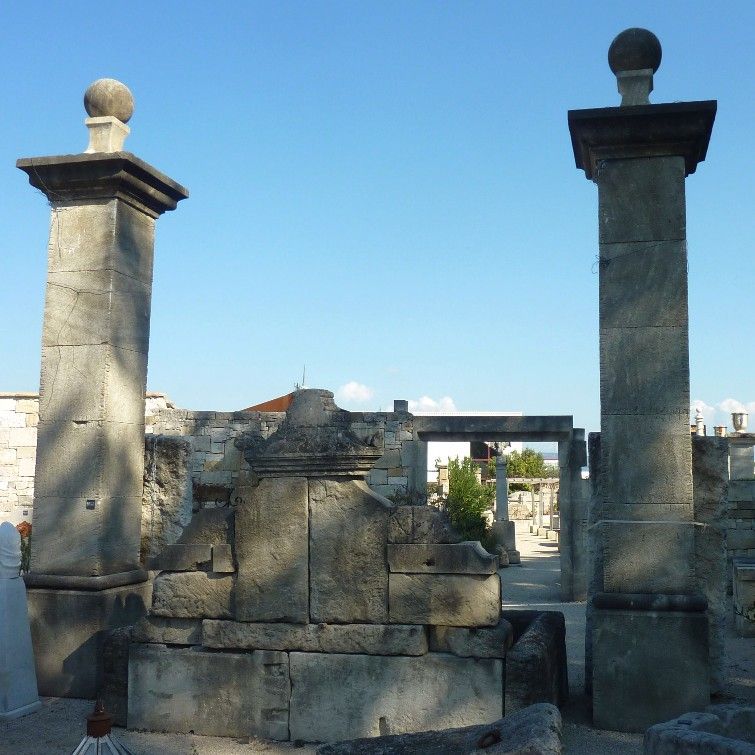 Nice pair of natural stone pillars - landscaping