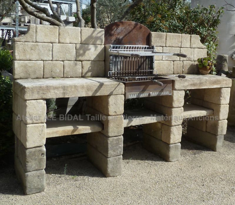 Barbecue en pierre naturelle pour cuisine d'extérieur ou cuisine d'été
