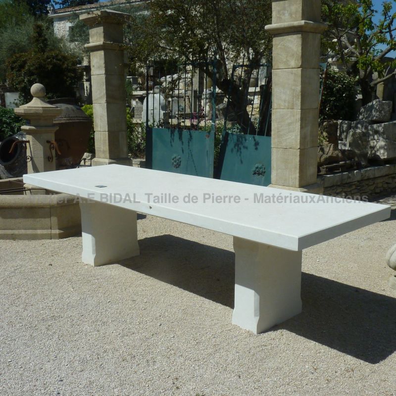 Large table en pierre parfaitement rectangulaire en pierre de taille.