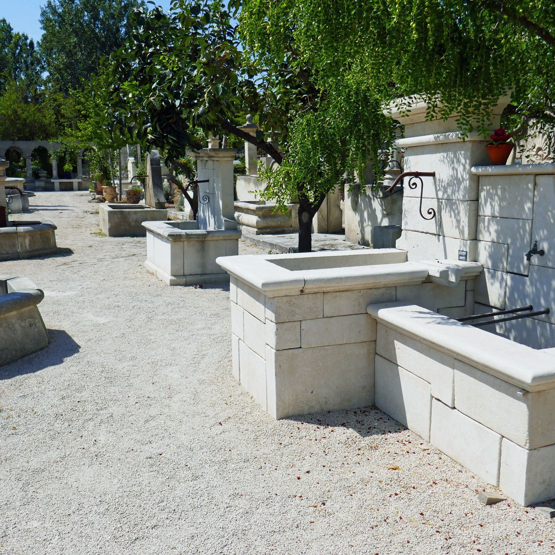 Alain Bidal offers beautiful sinks, bowls and basins in natural stone.