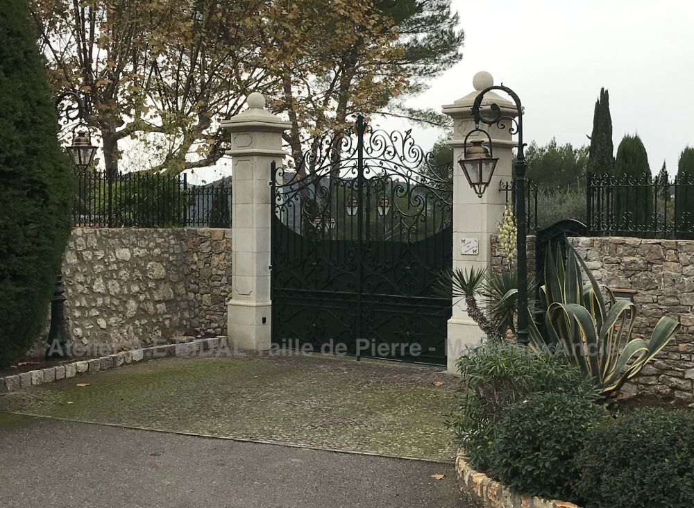 Stone pillars hand-carved in stone : Atelier Alain BIDAL