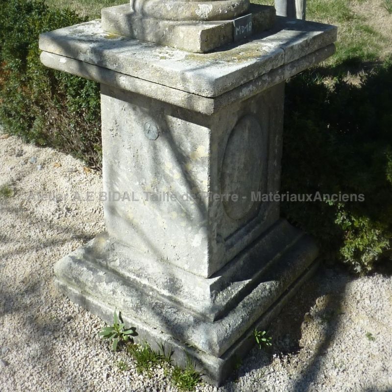Socle en taille de pierre pour vase ou statue | Piédestal en pierre