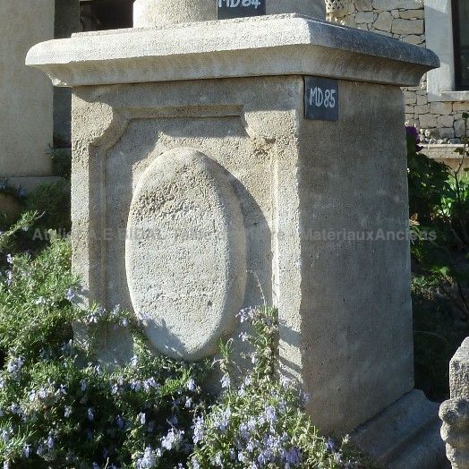 Socle en taille de pierre pour vase ou statue | Piédestal en pierre