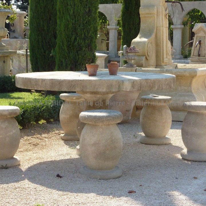 Table de jardin de forme ronde en pierre - mobilier artisanal AE Bidal