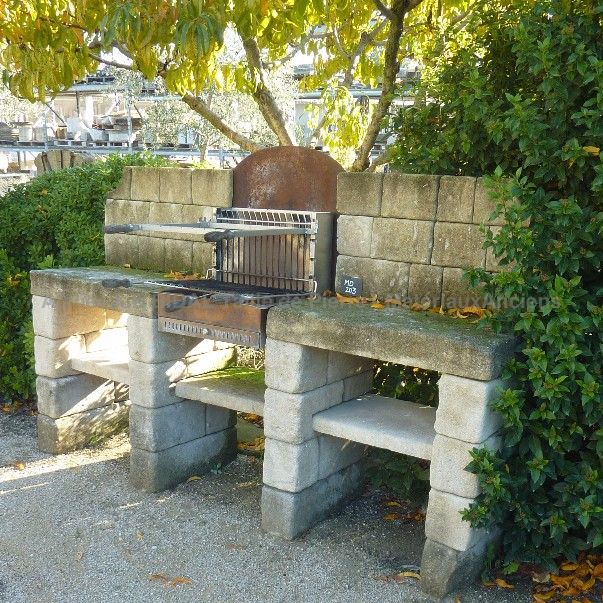Barbecue en pierre naturelle pour cuisine d'extérieur ou cuisine d'été