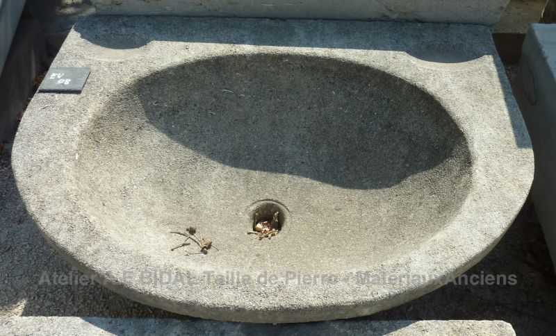 Mobilier de salle de bain : lavabo en pierre par AE Bidal en Provence.