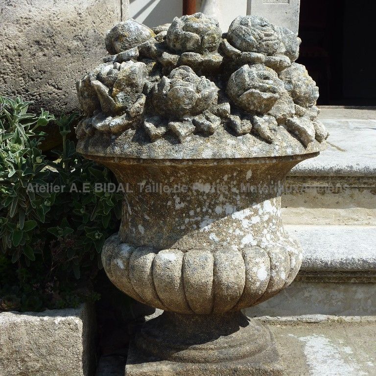 Vase medicis en pierre : un élément de décoration du jardin.