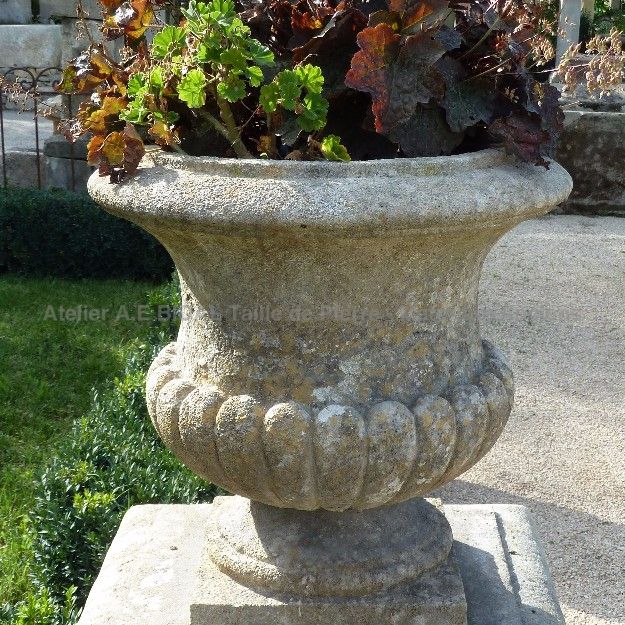 Vase medicis en pierre de taille - vase en pierre naturelle sculptée.