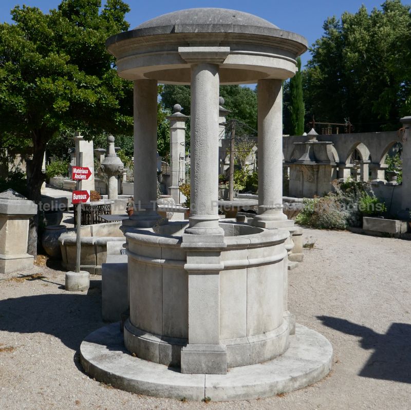 Puits en pierre provençal, avec toit - en pierre de taille naturelle.