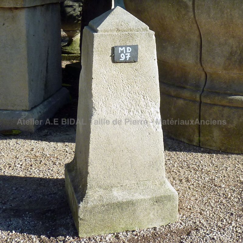 Borne en pierre naturelle sur socle carré -conçue par l'atelier Bidal