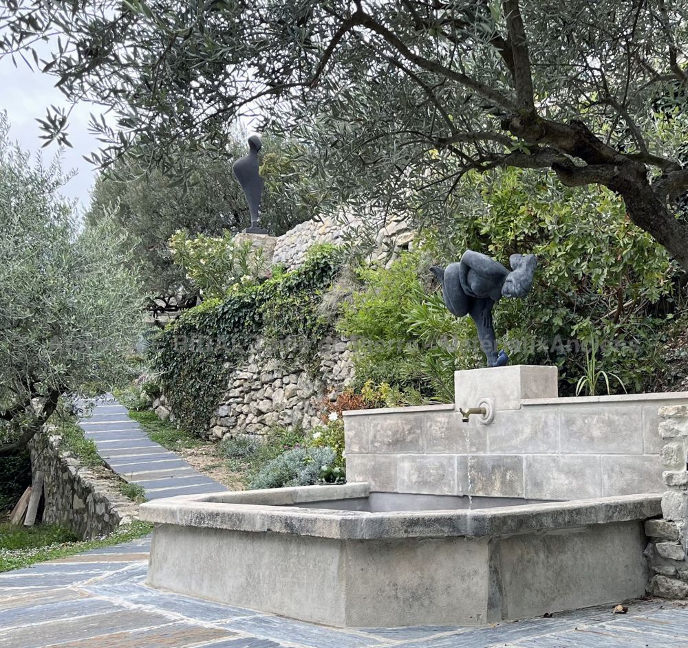 Garden fountain in old stones by Atelier Alain BIDAL, Provence