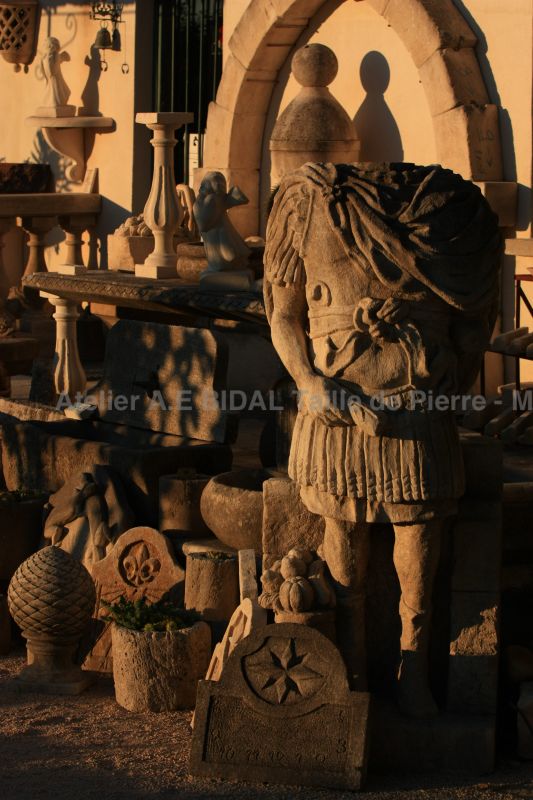 Sculpture en pierre Alain E Bidal: statue décorative pour l'extérieur.