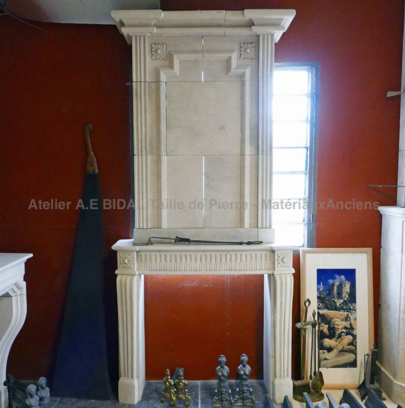 Cheminée en pierre de Provence de style Louis XVI avec trumeau - Bidal