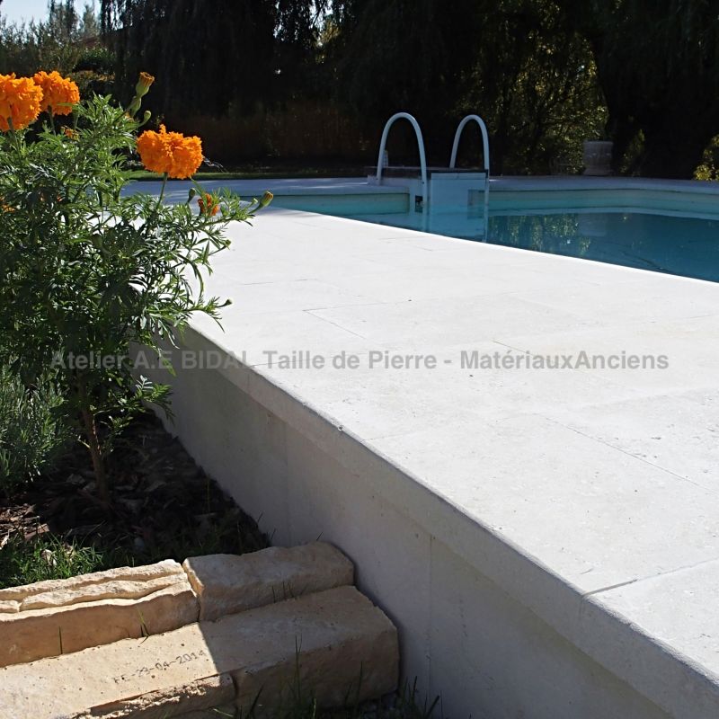Margelles de piscine en pierre naturelle | Confection sur mesure