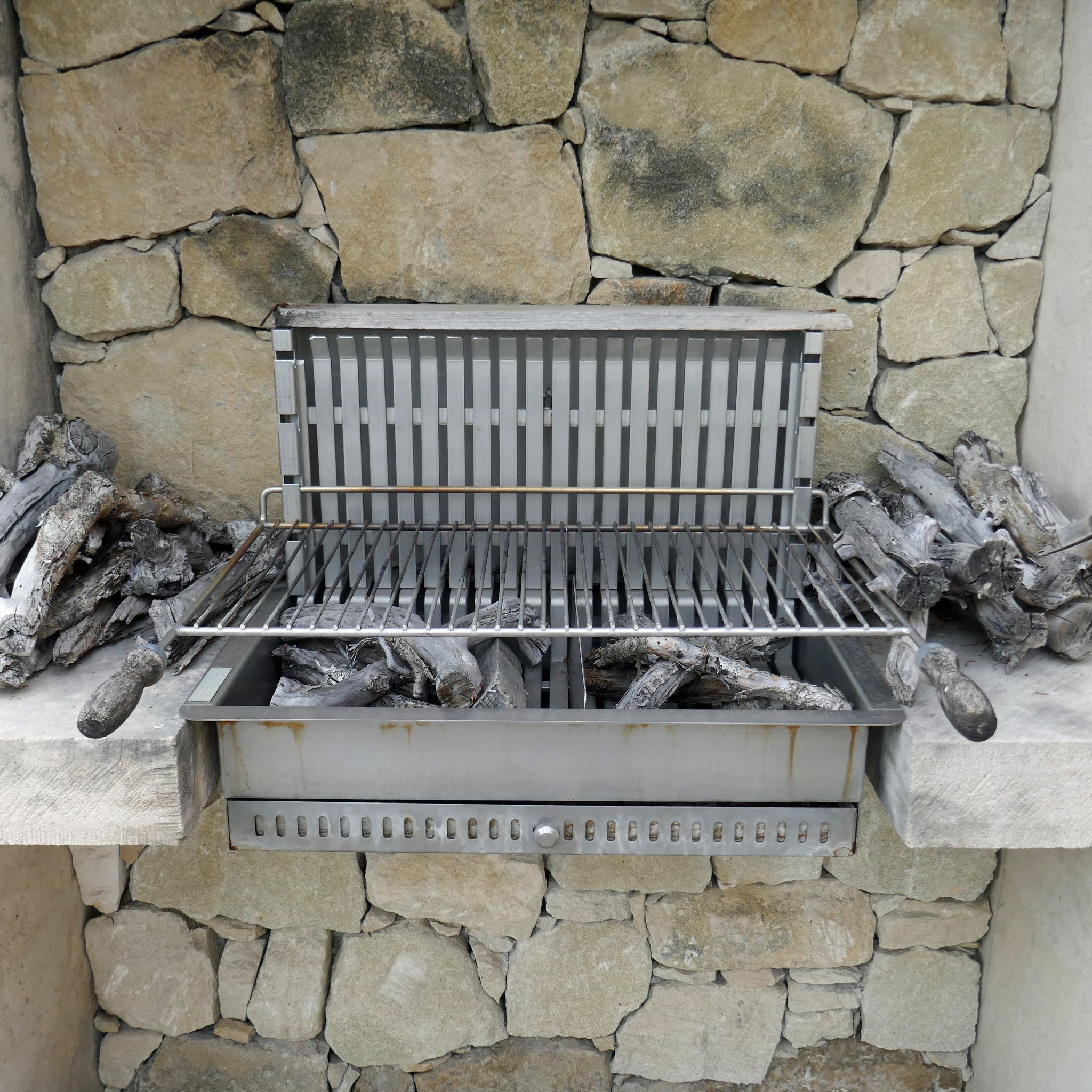 Customized sinks hand-carved in natural French limestone in Provence