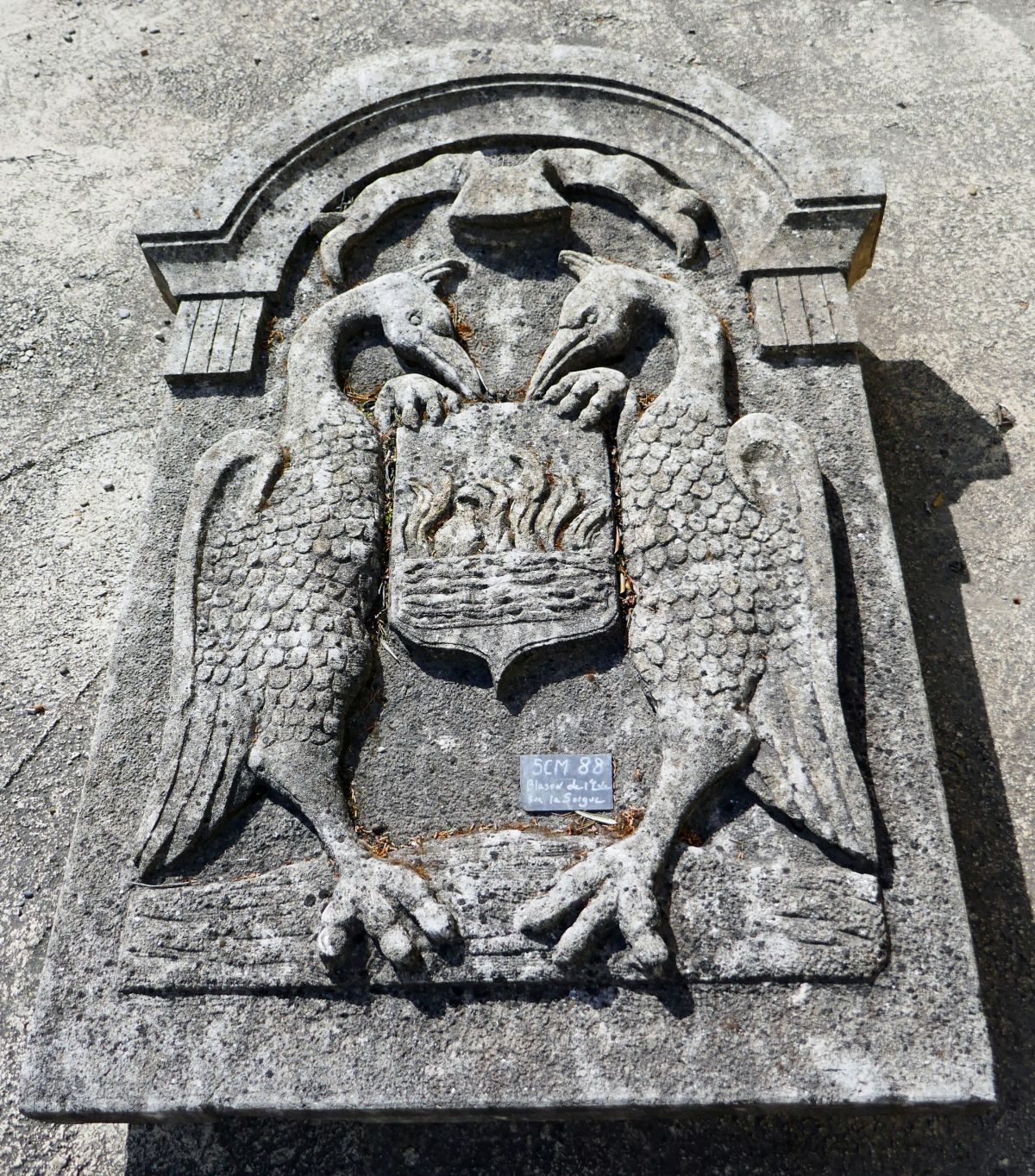 Blason de la ville de L'Isle-sur-la-Sorgue sculpté en pierre naturelle