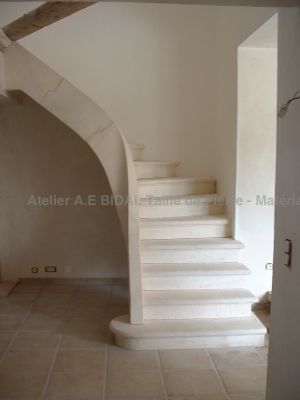 Escalier pour intérieur de réalisation artisanale en pierre naturelle