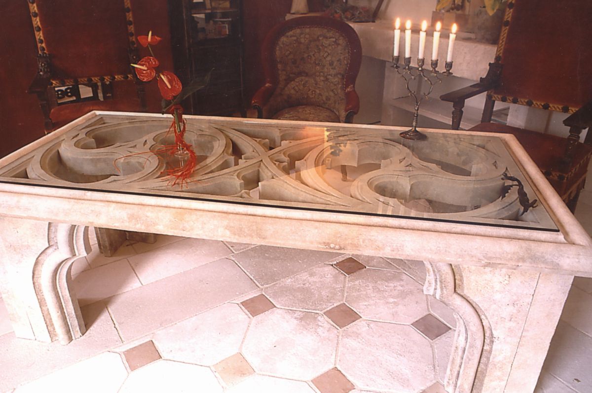 Mobilier d'intérieur en pierre : grande table de style gothique