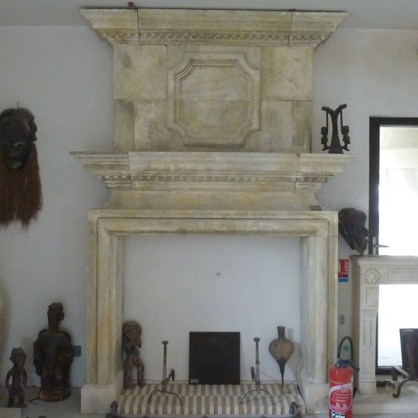 Cheminée en pierre Louis XIII - cheminée de style ancien et élégant.
