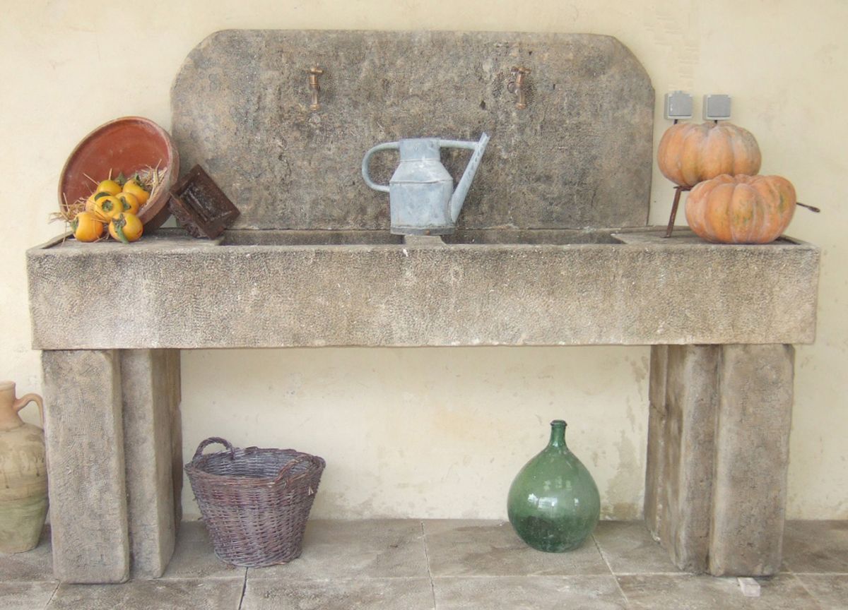 summer kitchen by the stonemason AE Bidal- Provence Workshops