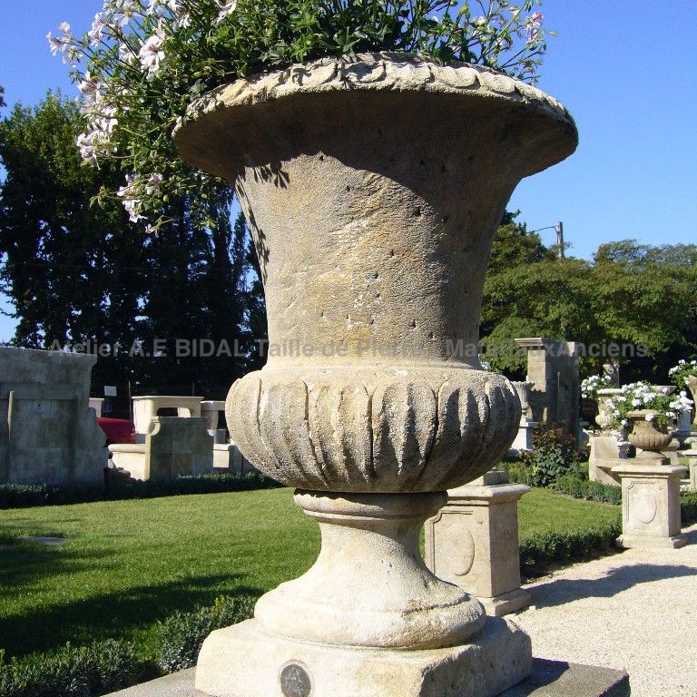 Large vase en pierre de taille | Vase Médicis en pierre naturelle