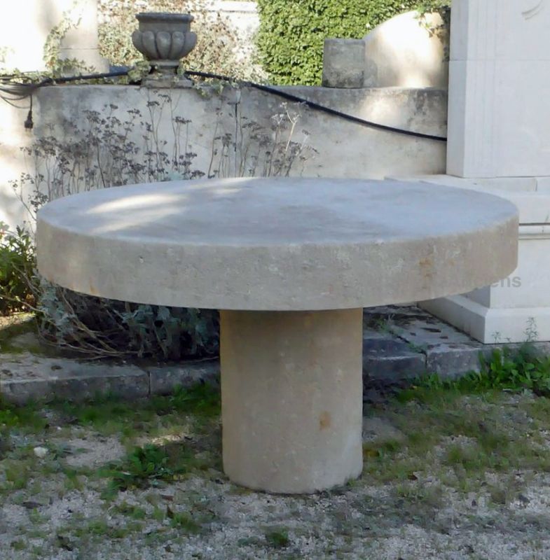 Robuste table ronde en pierre massive : du mobilier de jardin durable