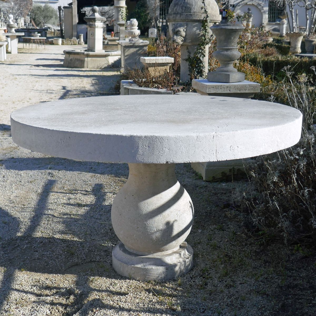 Garden table in stone - An eco-friendly and sustainable round table