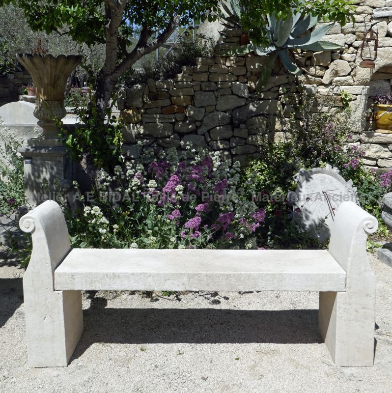 Banc en pierre avec accoudoirs, un bel élément de décoration du jardin