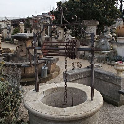 Puits en pierre taillée ingélive blanche et son dessus de puits en fer