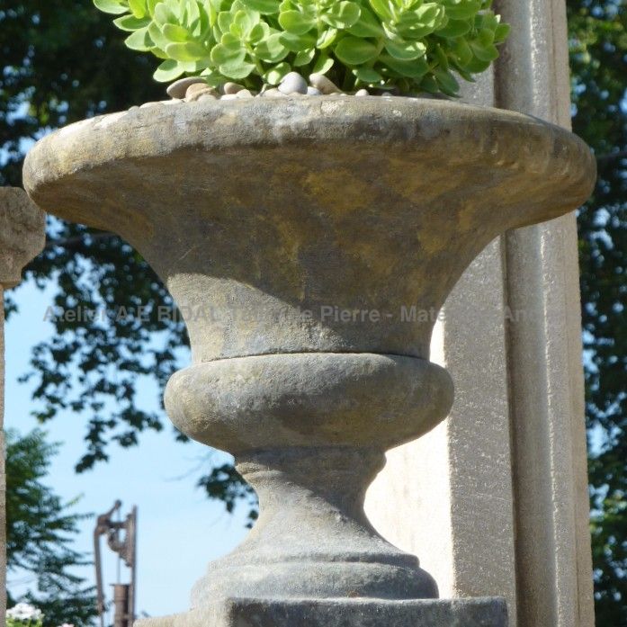 Grand vase en pierre sculptée - Sculpture en pierre de l'Atelier Bidal
