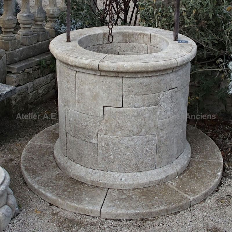 Puits en pierre taillée ingélive blanche et son dessus de puits en fer