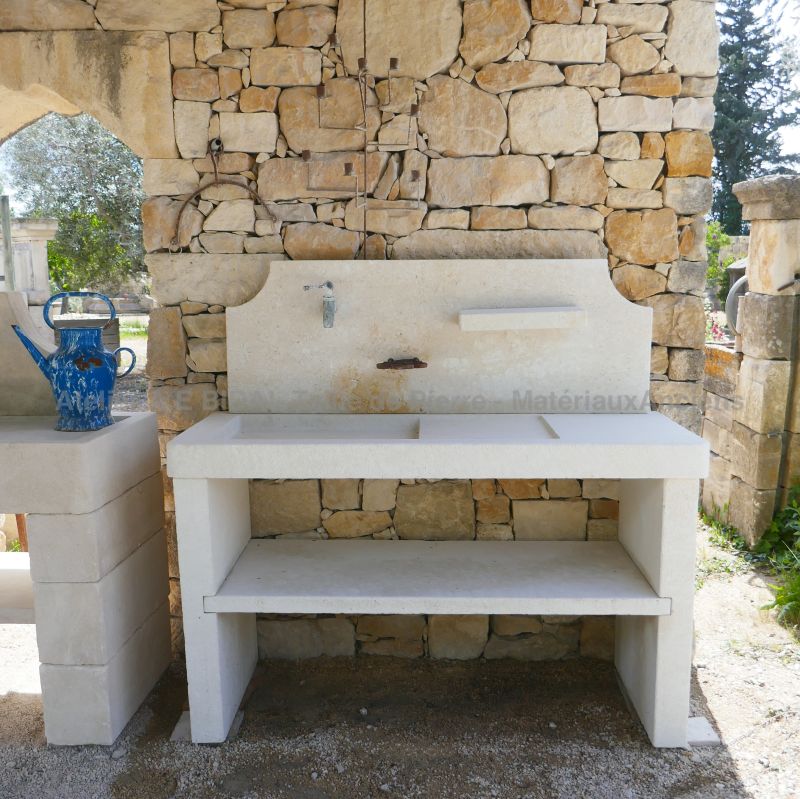 Evier de cuisine avec crédence et jambages par l'Atelier BIDAL