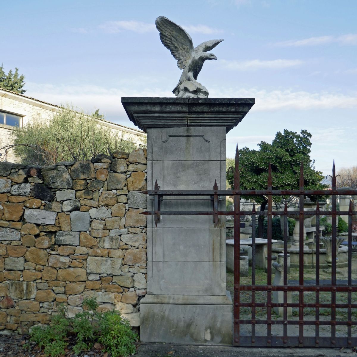 Massive stone pillars with rectangular sculpted plastron - Alain BIDAL