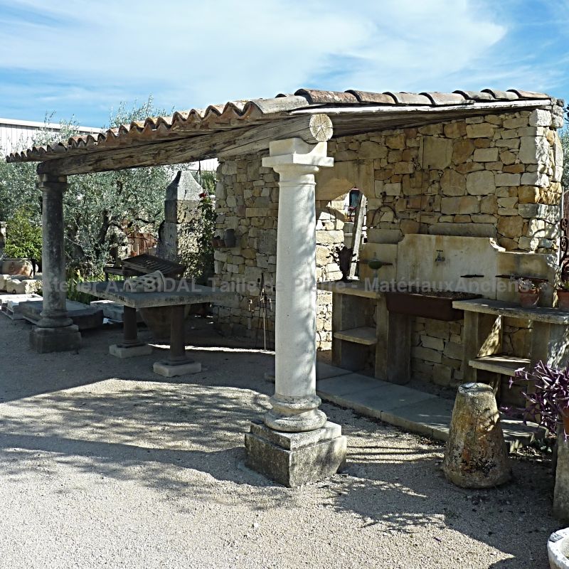 Awning in stone and wood pillars with natural cut stone.
