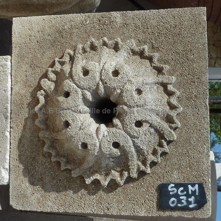La rosace de l'atelier Bidal - sculpture en pierre taillée naturelle.