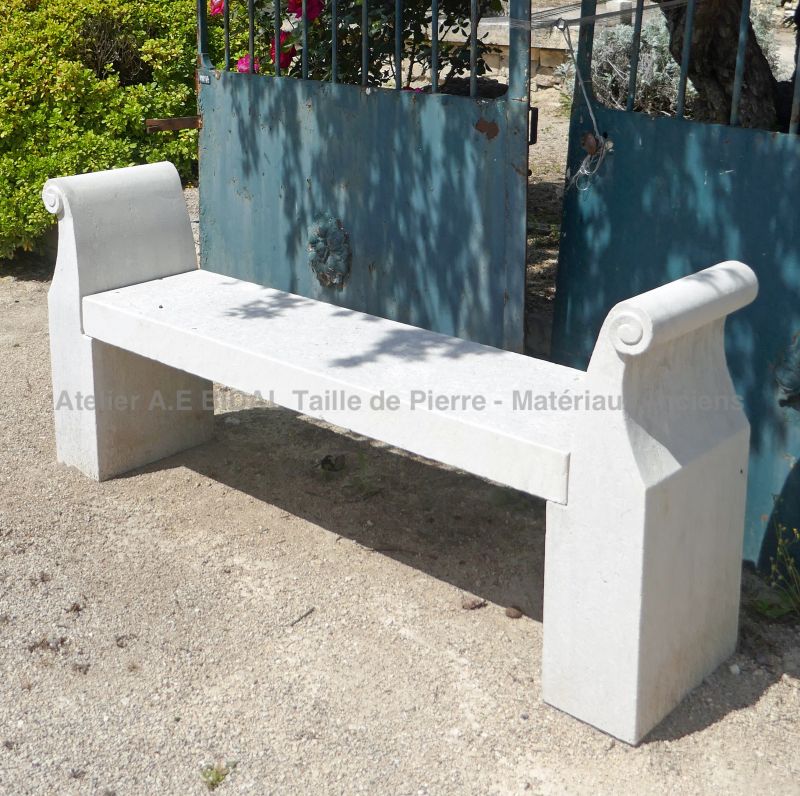Banc en pierre avec accoudoirs, un bel élément de décoration du jardin