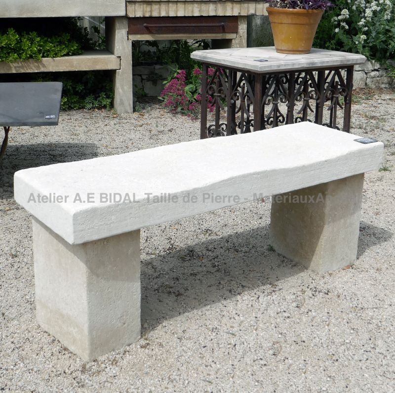 Banc en pierre de grande authenticité avec taille de pierre artisanale