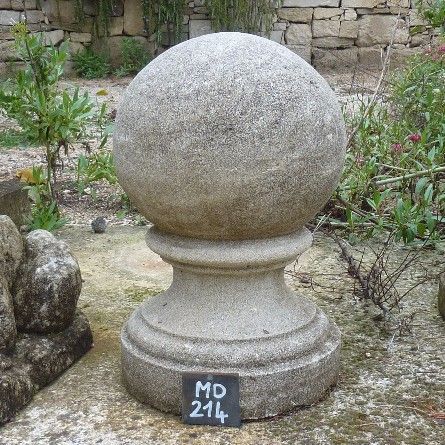 Objet de déco en pierre de taille: boule en pierre naturelle sur socle