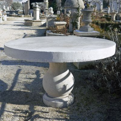 Table en pierre blanche française - taille de pierre par Alain Bidal.