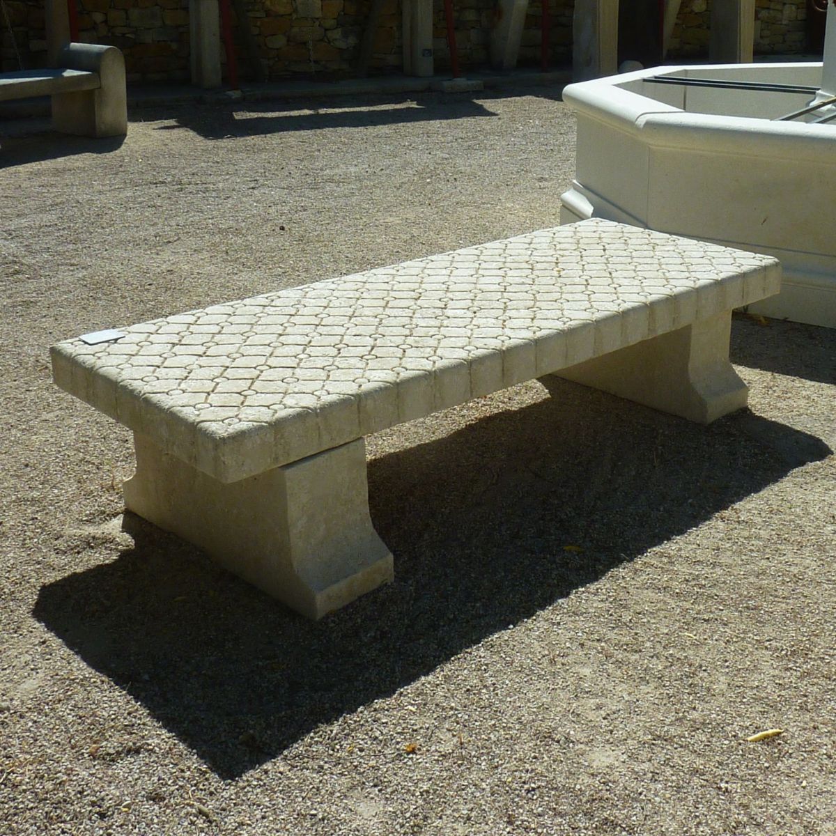 Banc en pierre de style Chesterfield - bel élément de déco de jardin