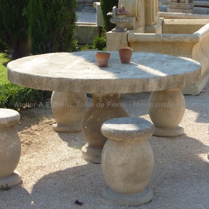Table de jardin de forme ronde en pierre - mobilier artisanal AE Bidal