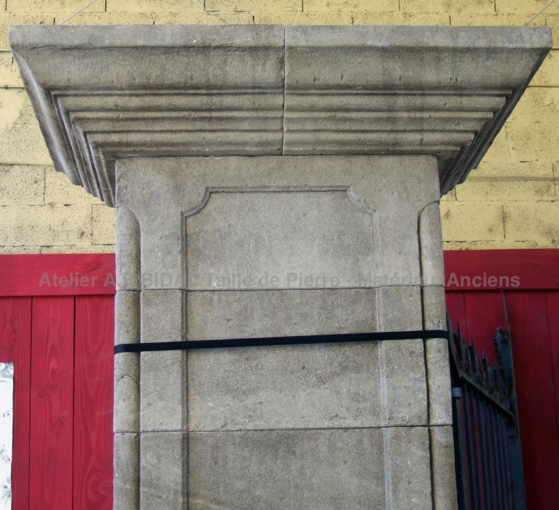 Massive stone pillars with rectangular sculpted plastron - Alain BIDAL