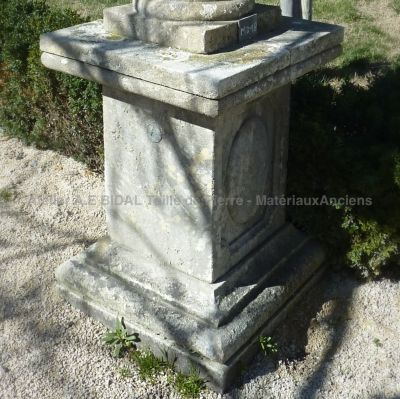 Socle en taille de pierre pour vase ou statue | Piédestal en pierre